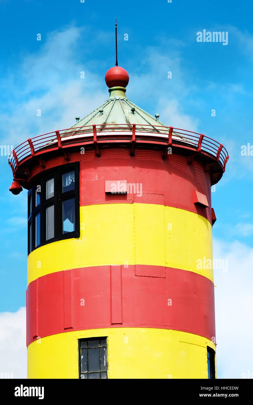 Rot gelber Leuchtturm in Pilsum Stock Photo - Alamy