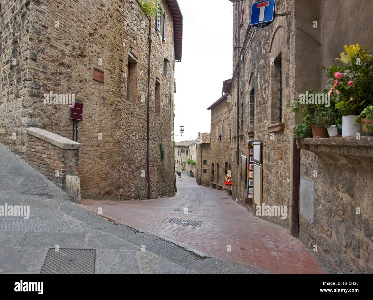 house, building, city, town, tuscany, street, road, italy, buildings ...