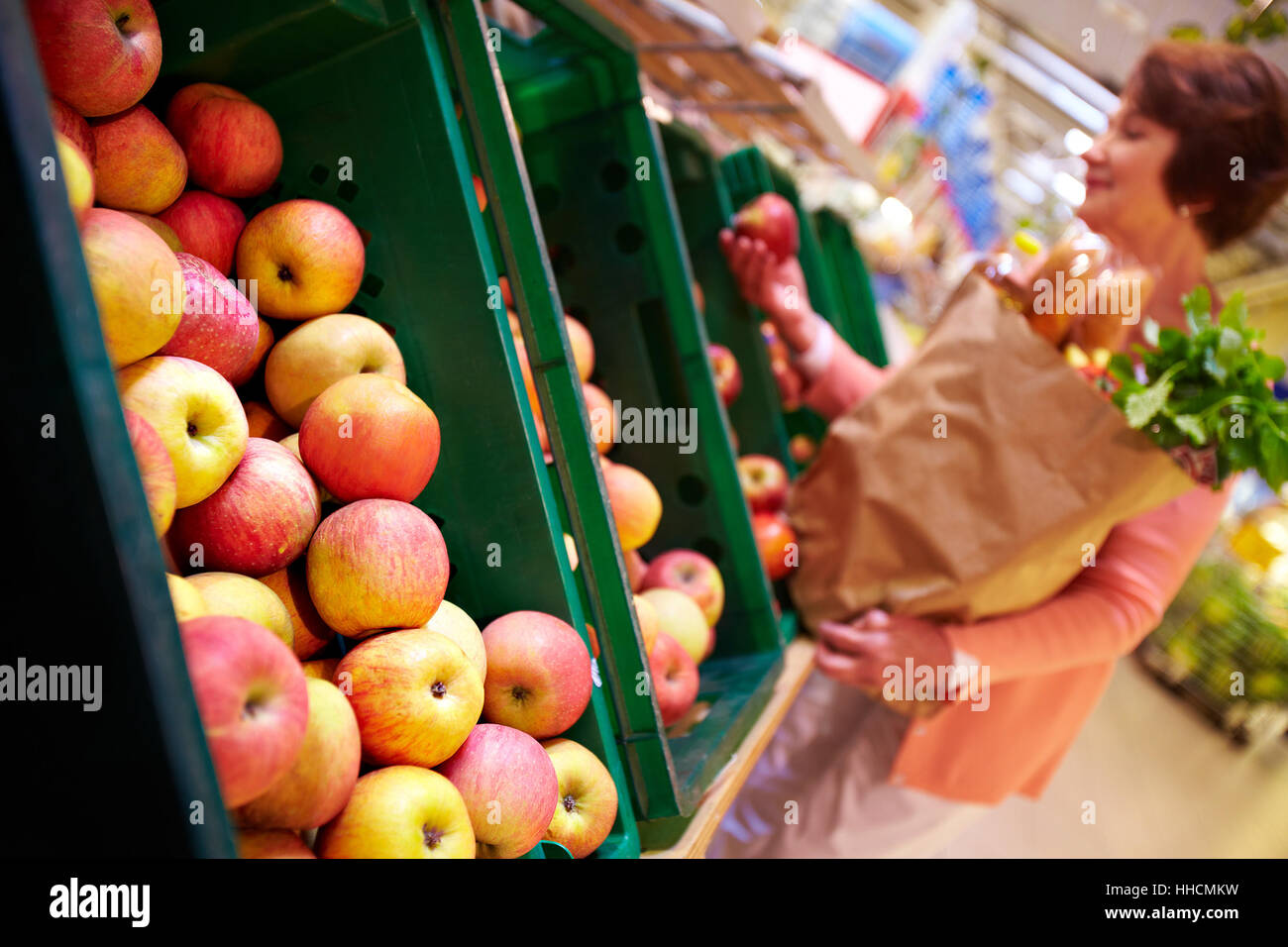 Image of fresh apples in supermarket Stock Photo - Alamy