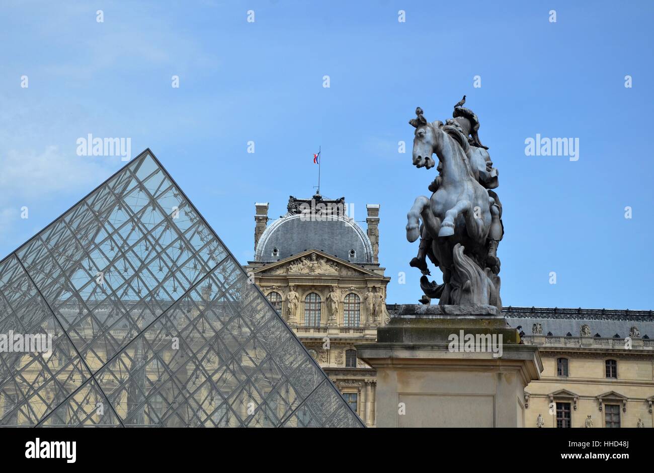 Louvre and european style architecture hi-res stock photography and ...