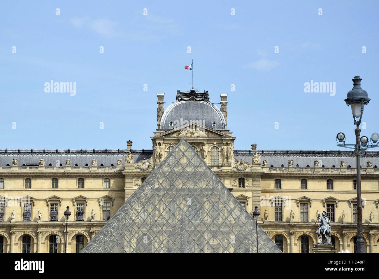 Louvre and european style architecture hi-res stock photography and ...