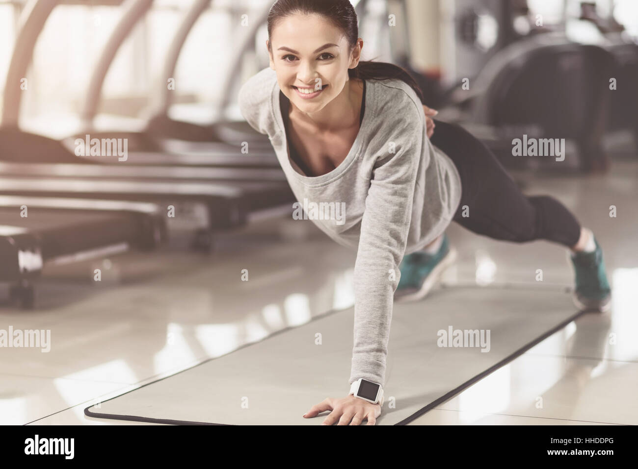 Strong woman doing sport exercises in a gym Stock Photo - Alamy