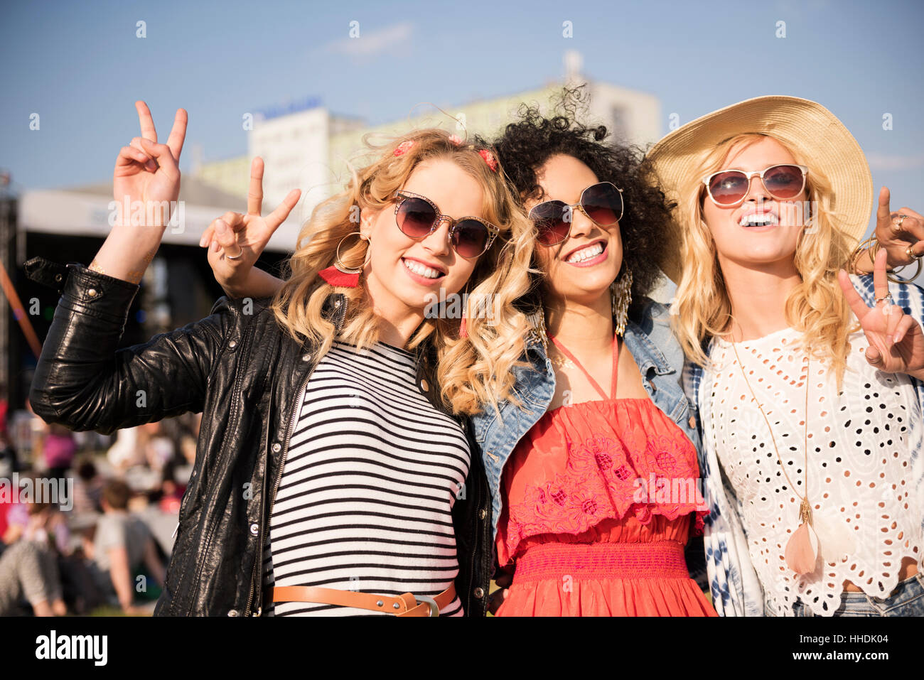 Concert girls hi-res stock photography and images - Alamy