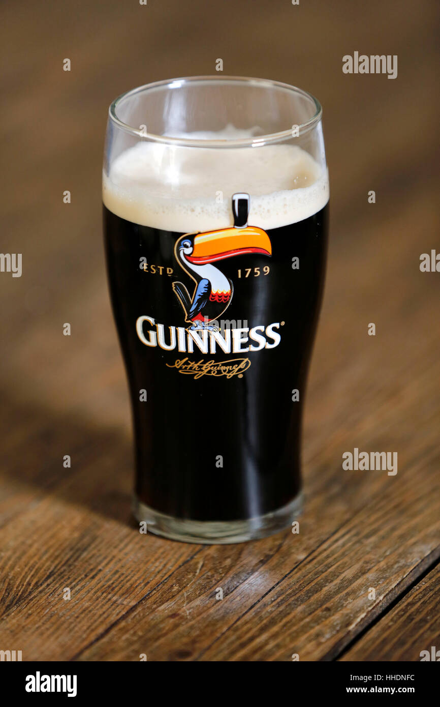 Pint guiness white hi-res stock photography and images - Alamy