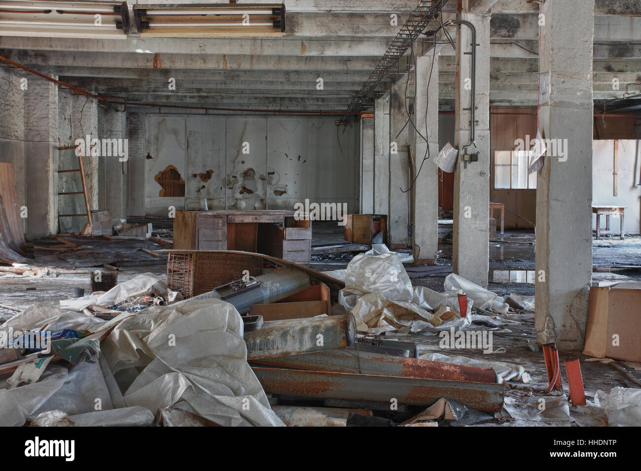 Beam broken hall hi-res stock photography and images - Alamy