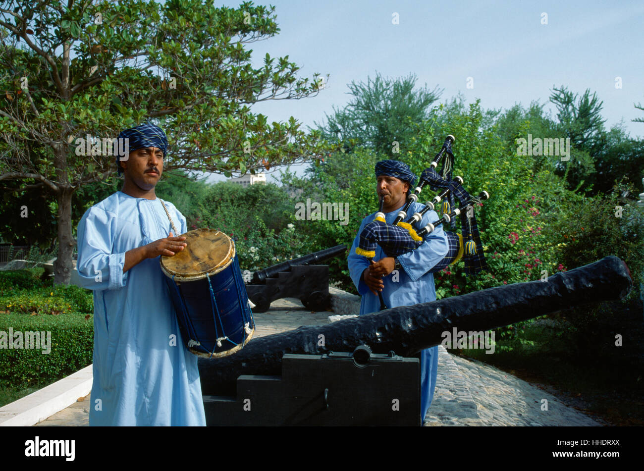 Al Sanwa Tower Oman Omani Musicians Bagpipes & Drum Stock Photo - Alamy