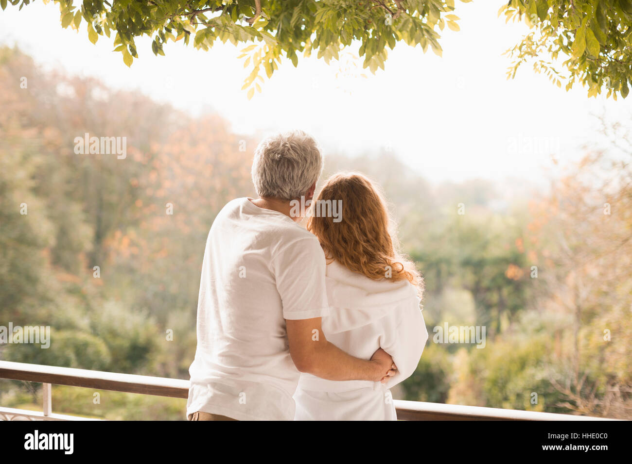 Couple hugging tree hi-res stock photography and images - Alamy