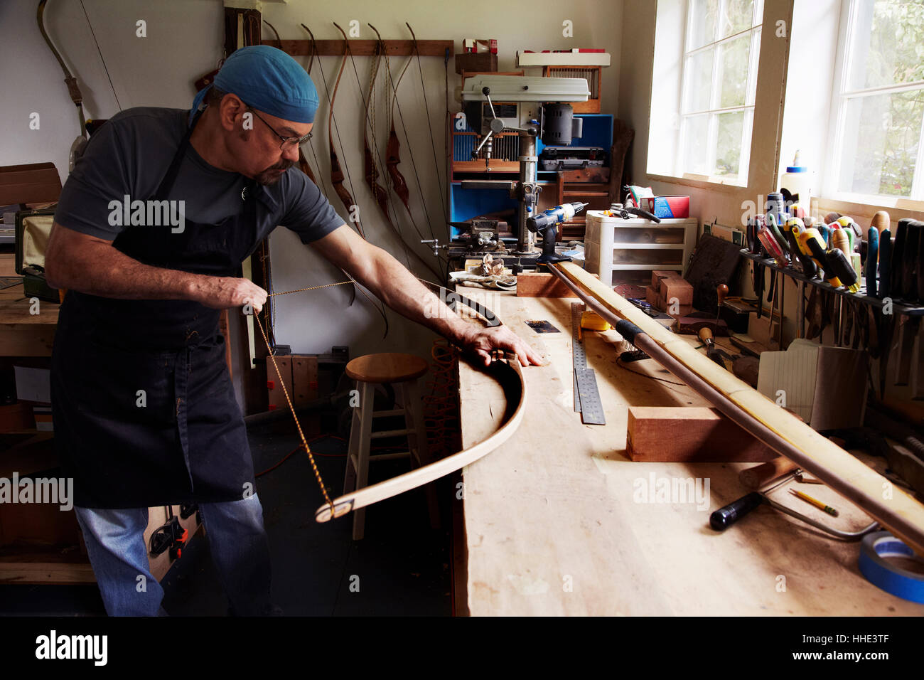 Making a bow hi-res stock photography and images - Alamy