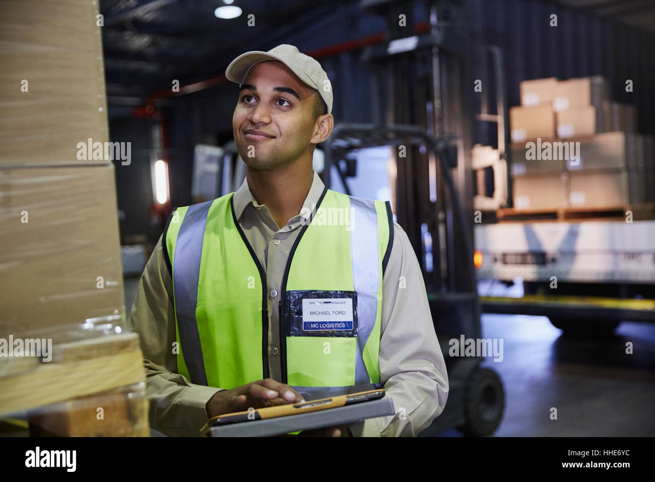 Worker with clipboard checking boxes in distribution warehouse Stock ...