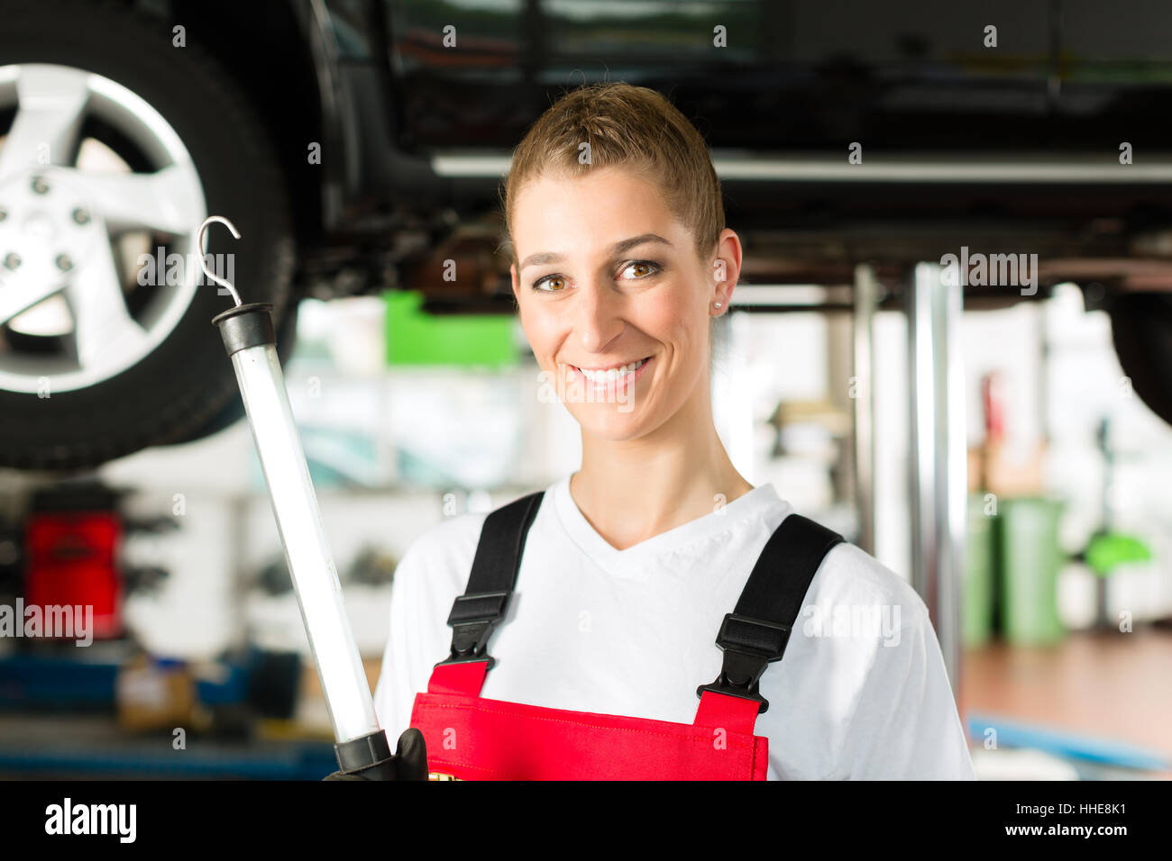 Automechanikerin hi-res stock photography and images - Alamy