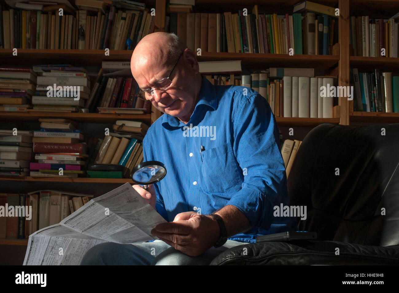 Magnifying glass old book hi-res stock photography and images - Alamy