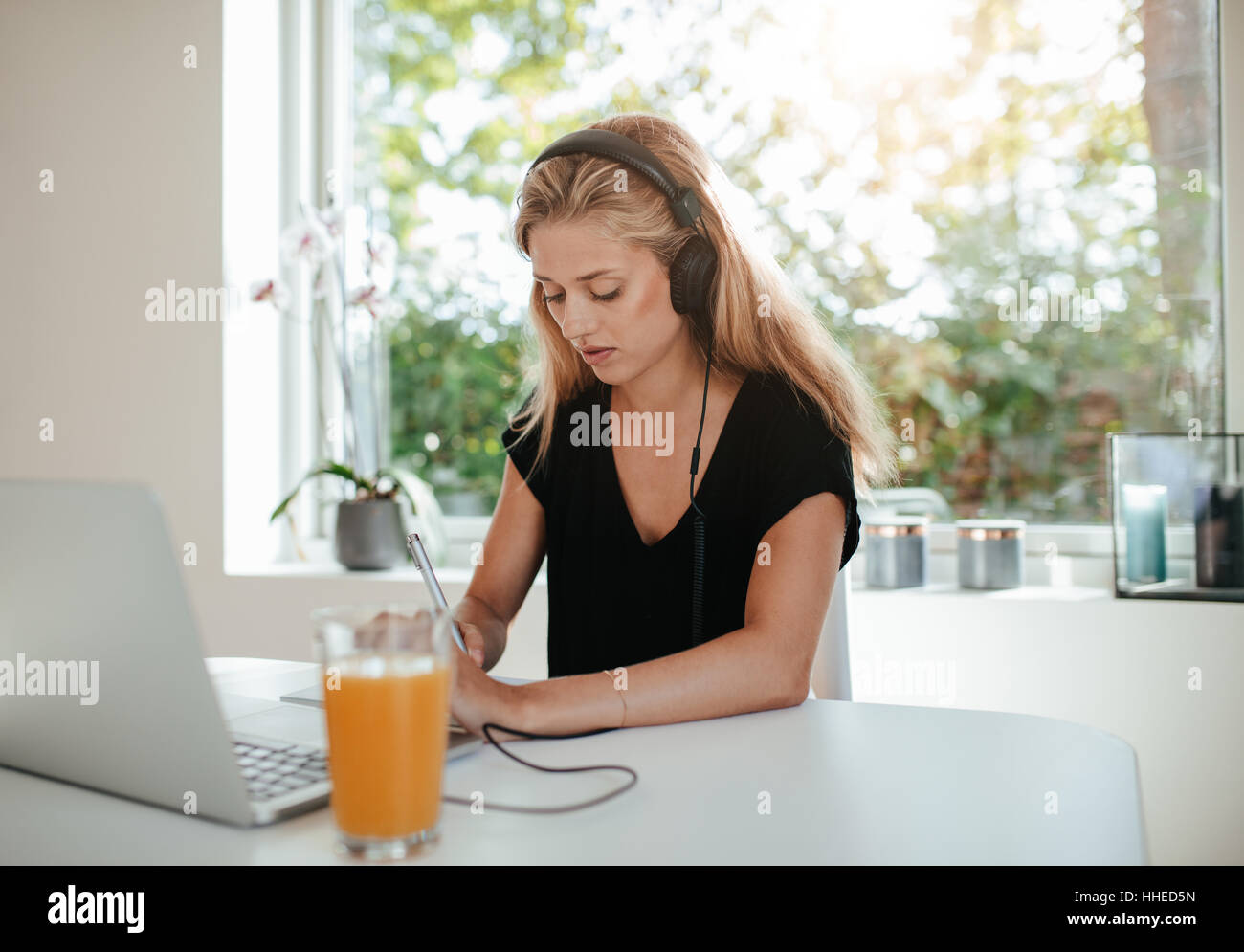 People sitting in front of computer hi-res stock photography and images ...