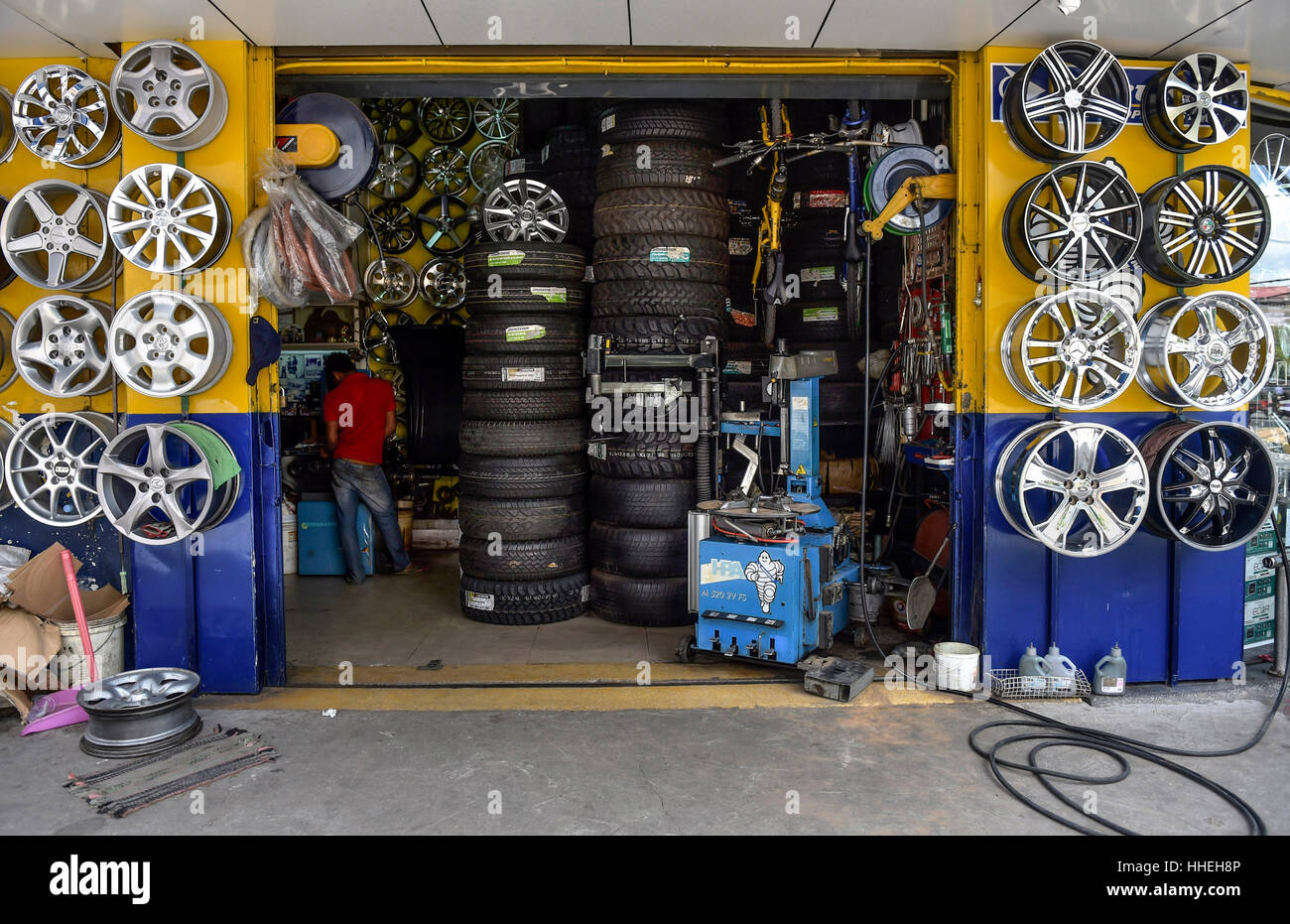 Car workshop wheel hi-res stock photography and images - Alamy