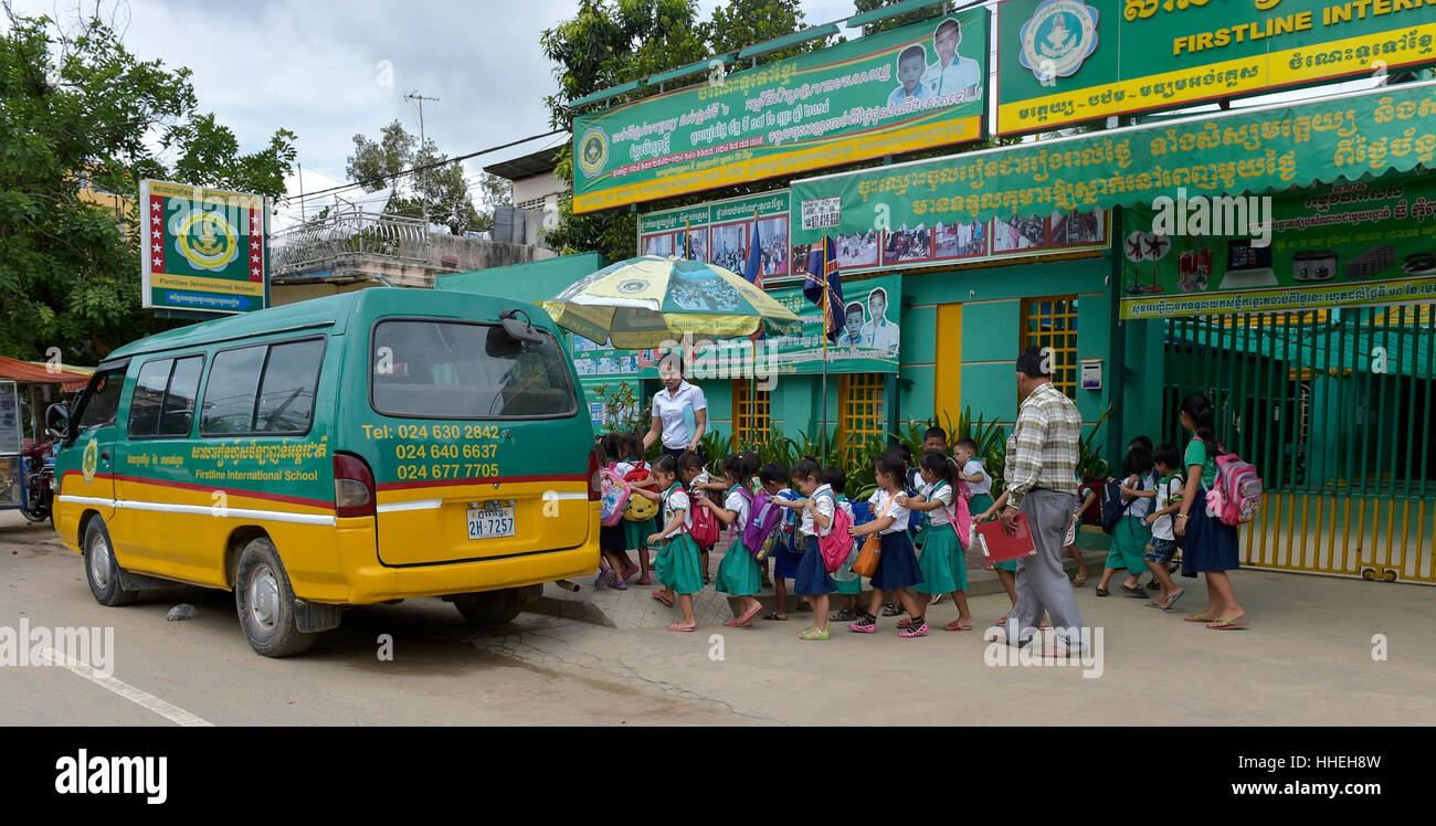 Walking Bus School High Resolution Stock Photography and Images - Alamy