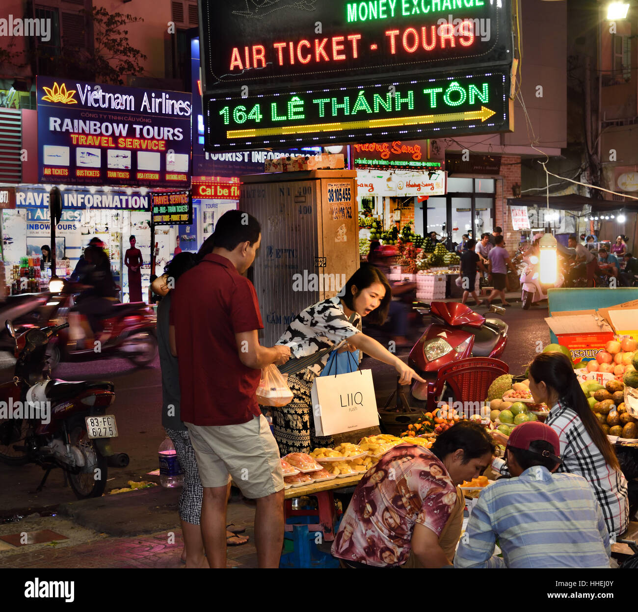 Street Food Night Market Ho Chi Minh City Center (HCMC) Saigon ...