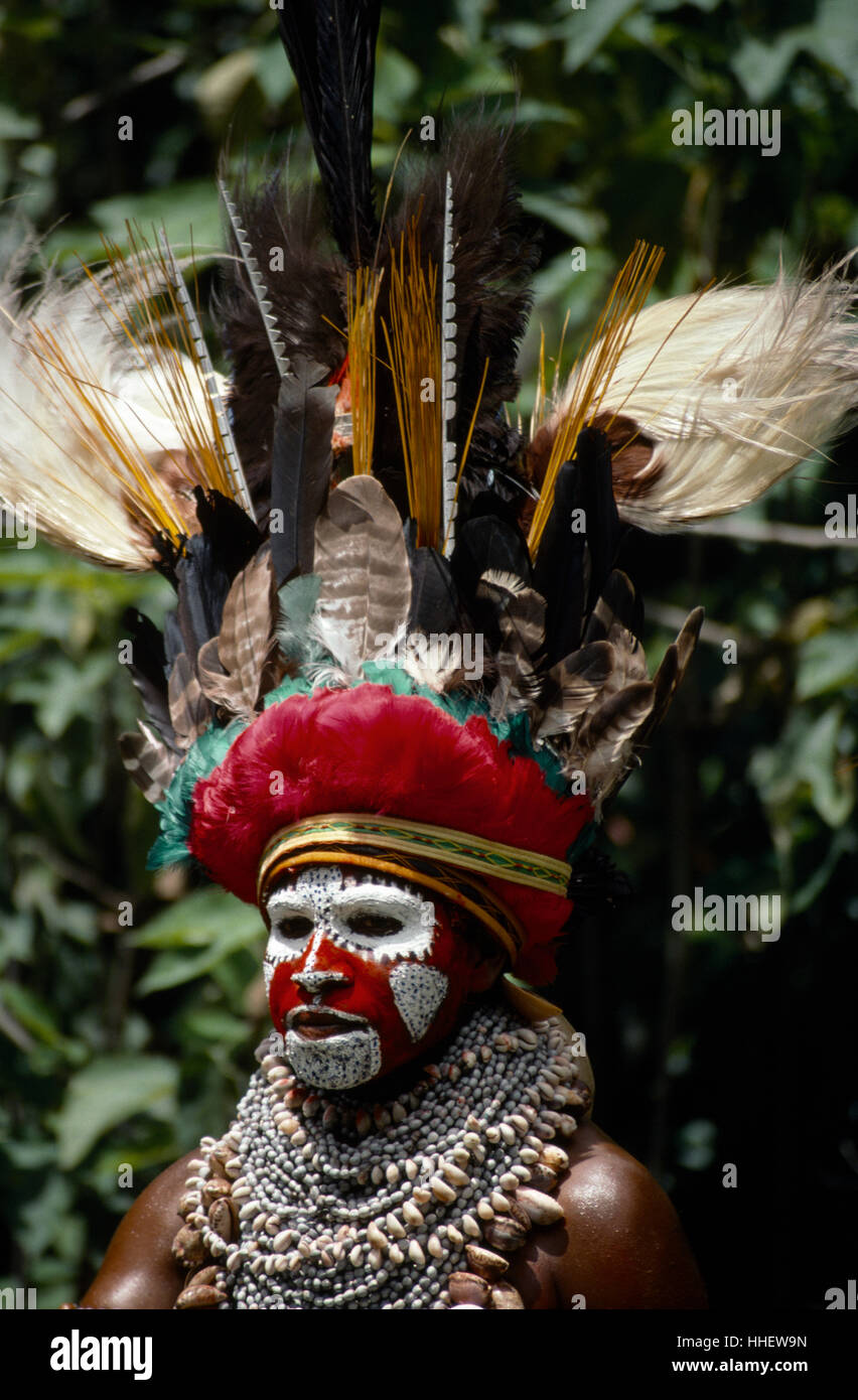 Papua new guinea woman dancer hi-res stock photography and images - Alamy