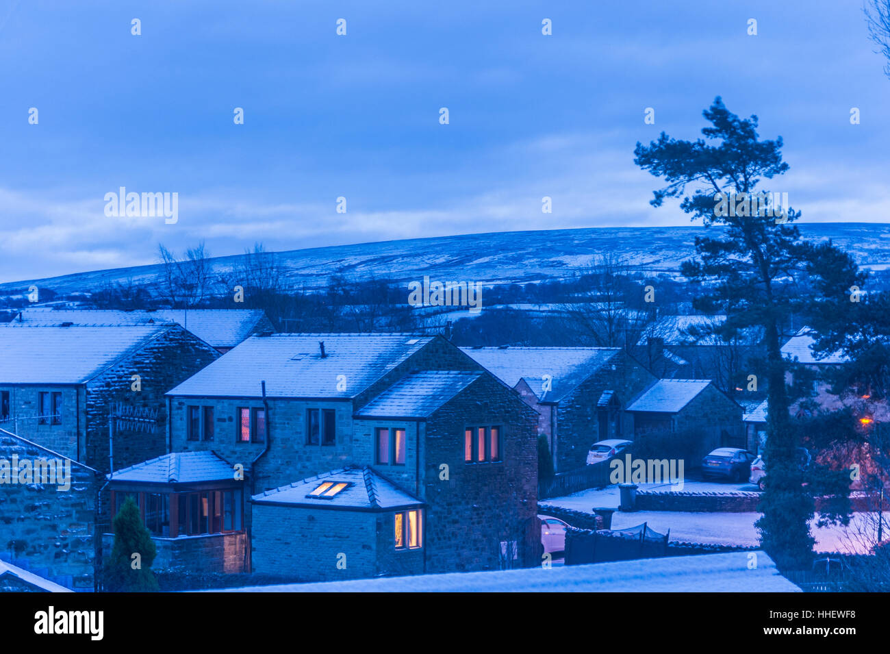 Snow covered houses hi-res stock photography and images - Alamy