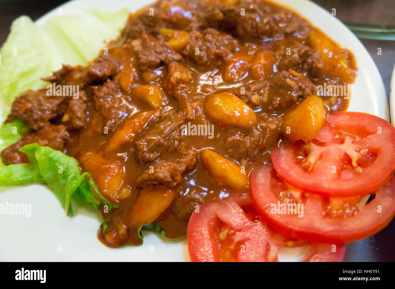 Satay beef fried with mango on the plate Stock Photo - Alamy