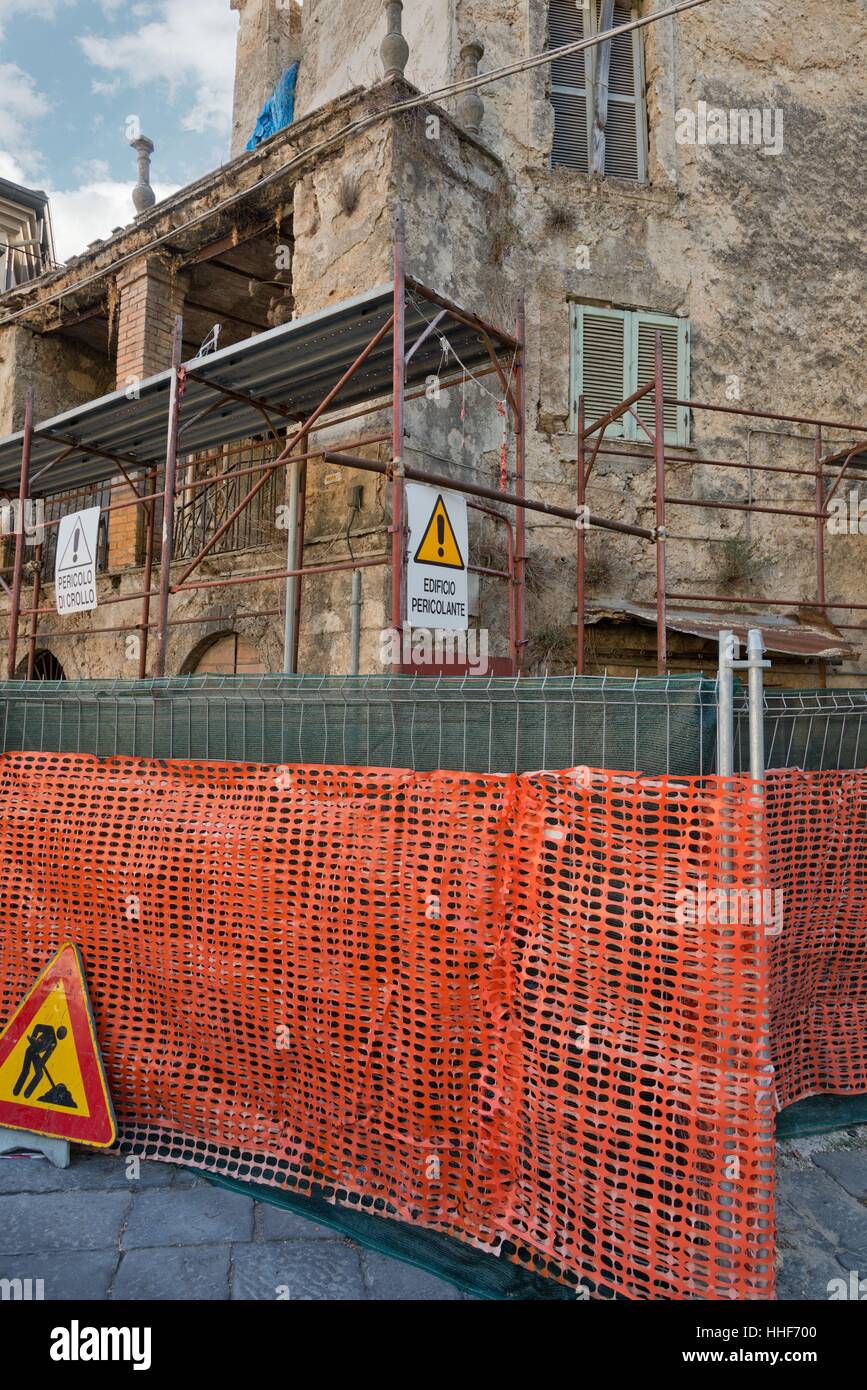 danger, attention, collapse, cracks, walls, motion, postponement ...