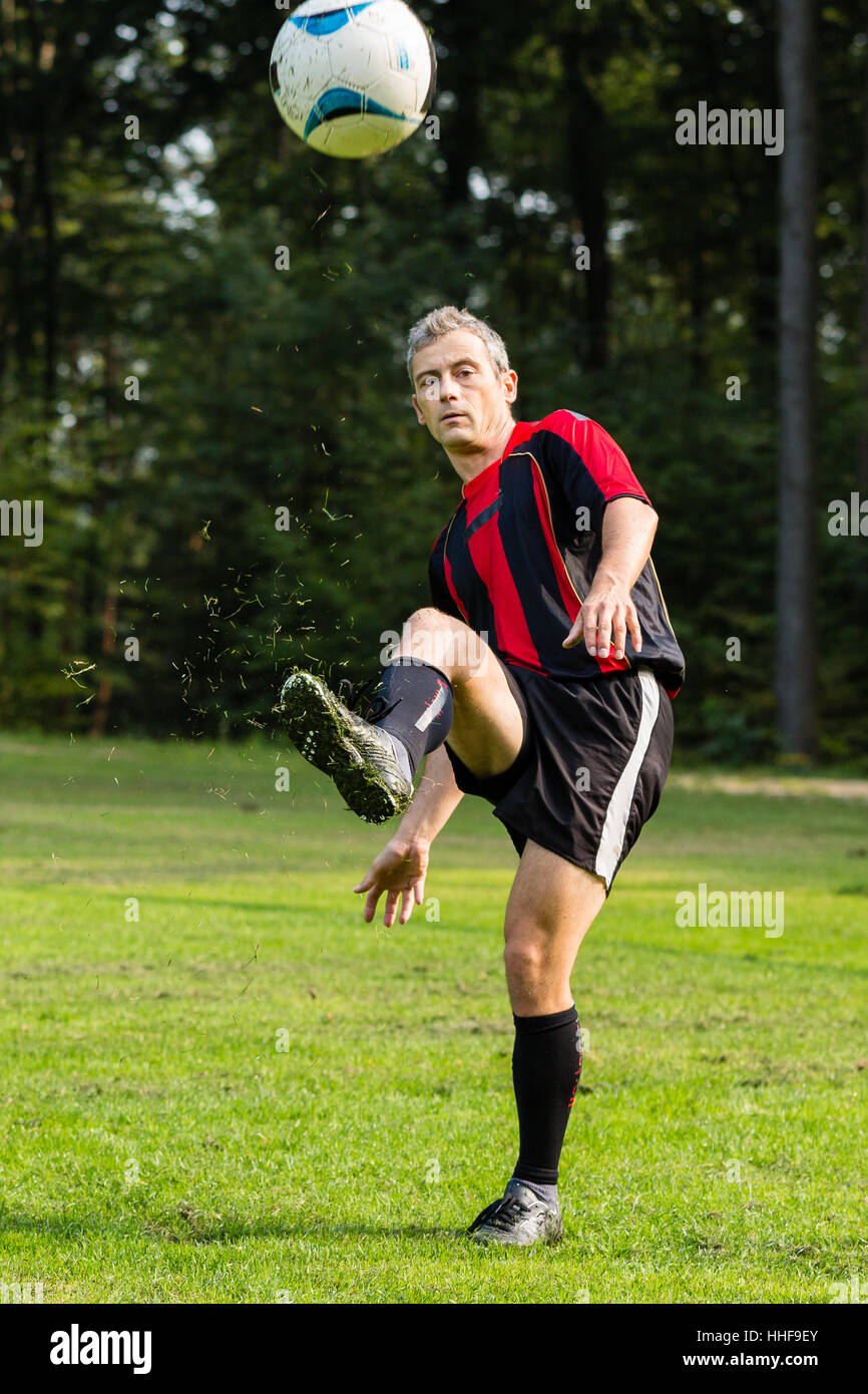 Footballer training bouncing soccer ball hi-res stock photography and ...