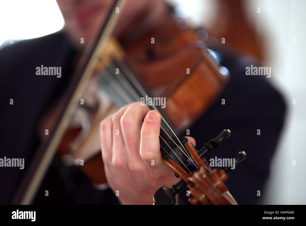 Viola player hi-res stock photography and images - Alamy