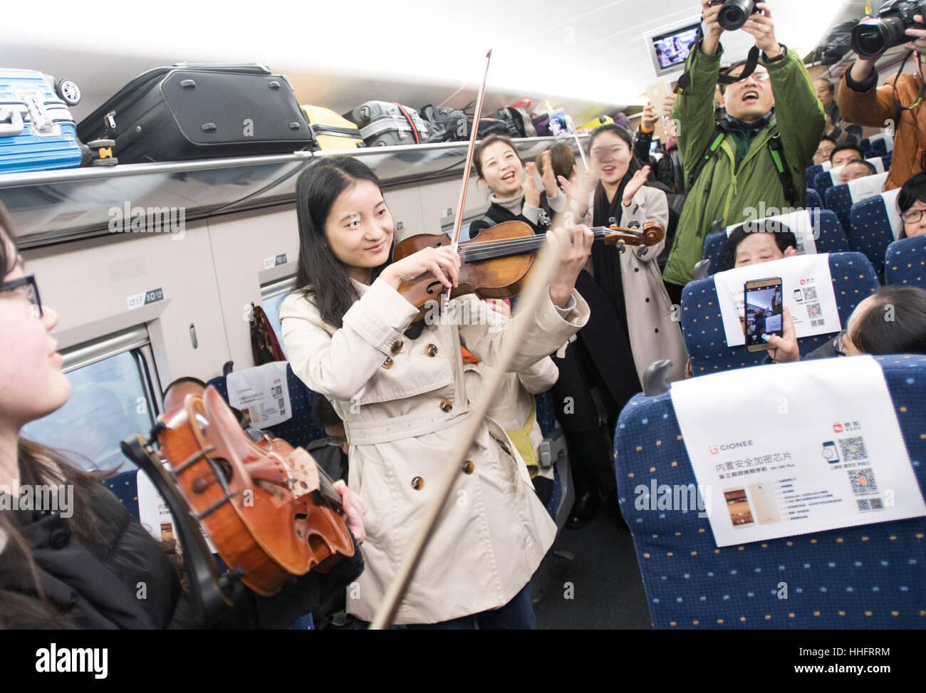 (170119)-- WUHAN, Jan. 19, 2017 (Xinhua) -- Students from the School of ...