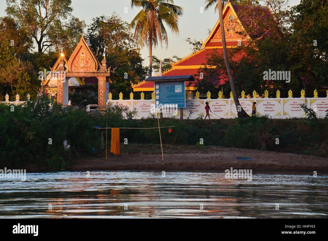 Si Phan Don. 18th Jan, 2017. Photo taken on Jan. 18, 2017 shows temples ...