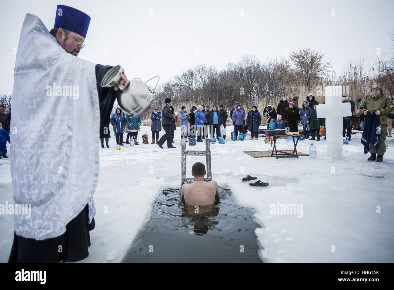 Memryk, Donetsk Oblast, Ukraine. 19th Jan, 2017. Orthodox priest throws ...