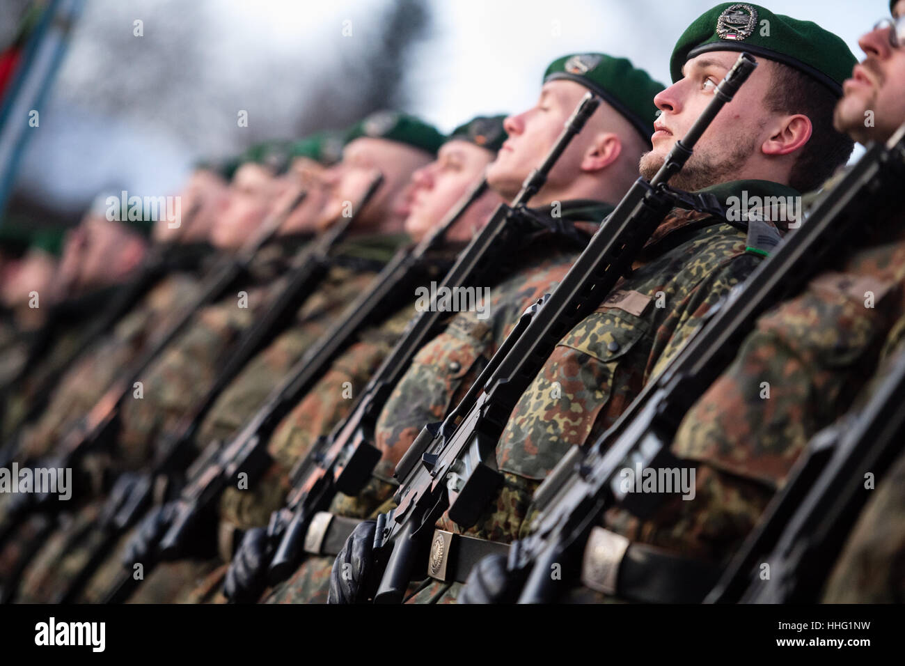 Oberviechtach, Germany. 19th Jan, 2017. German soldiers with assault ...
