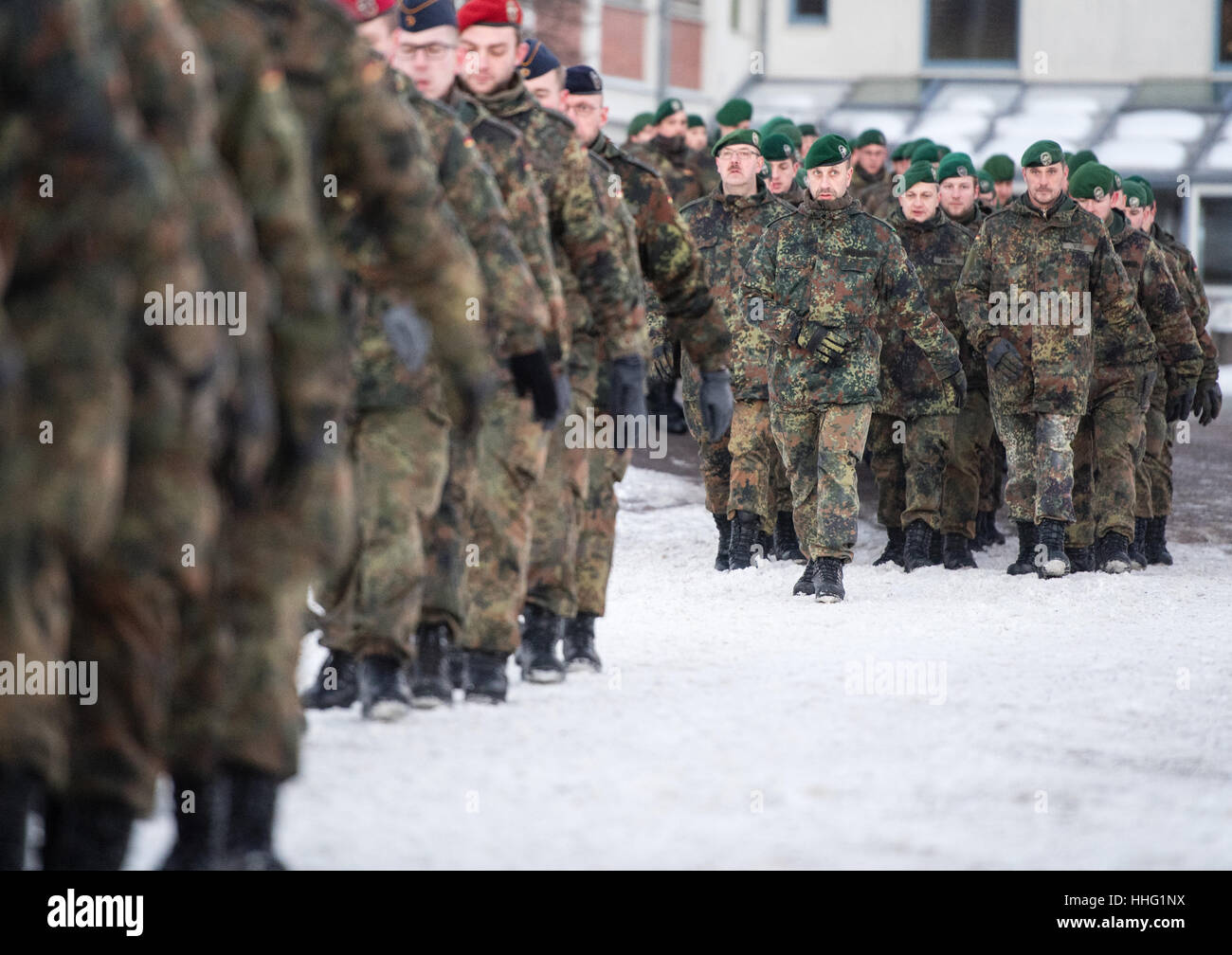 Oberviechtach, Germany. 19th Jan, 2017. German soldiers partake in a ...