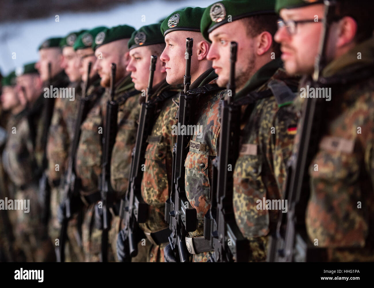 Oberviechtach, Germany. 19th Jan, 2017. German soldiers with assault ...