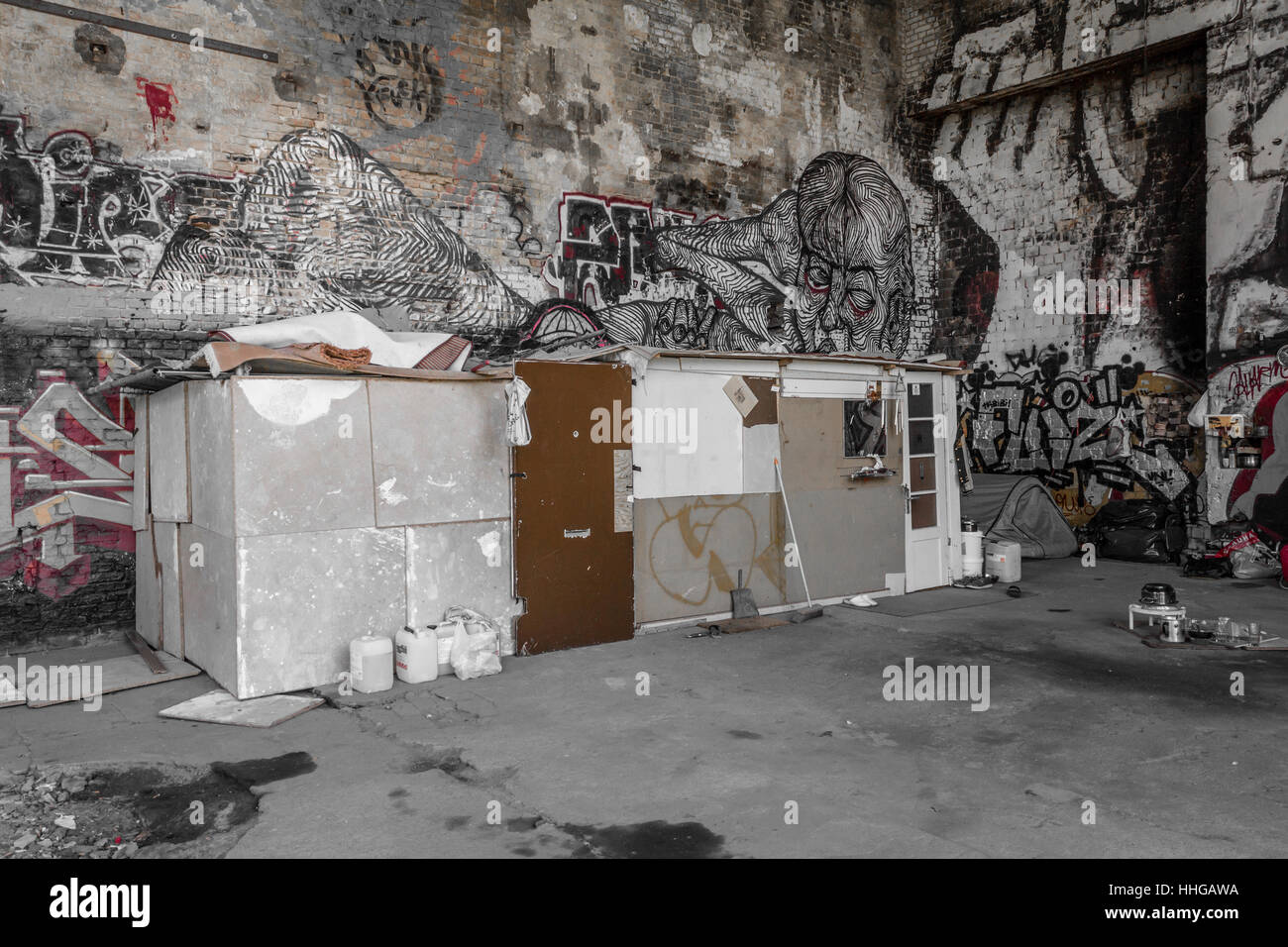 Destroyed damaged building shelter hi-res stock photography and images ...