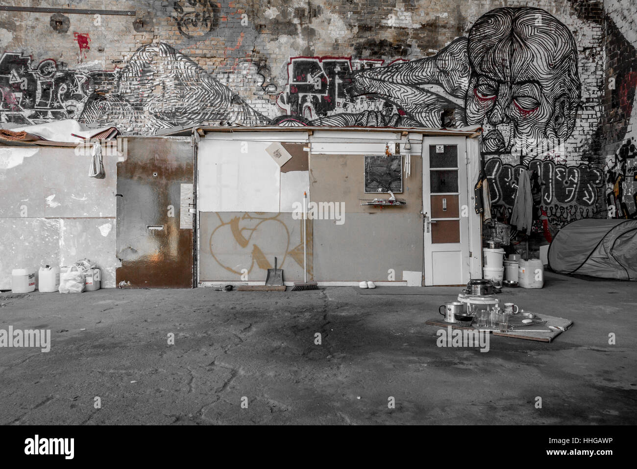 Destroyed damaged building shelter hi-res stock photography and images ...