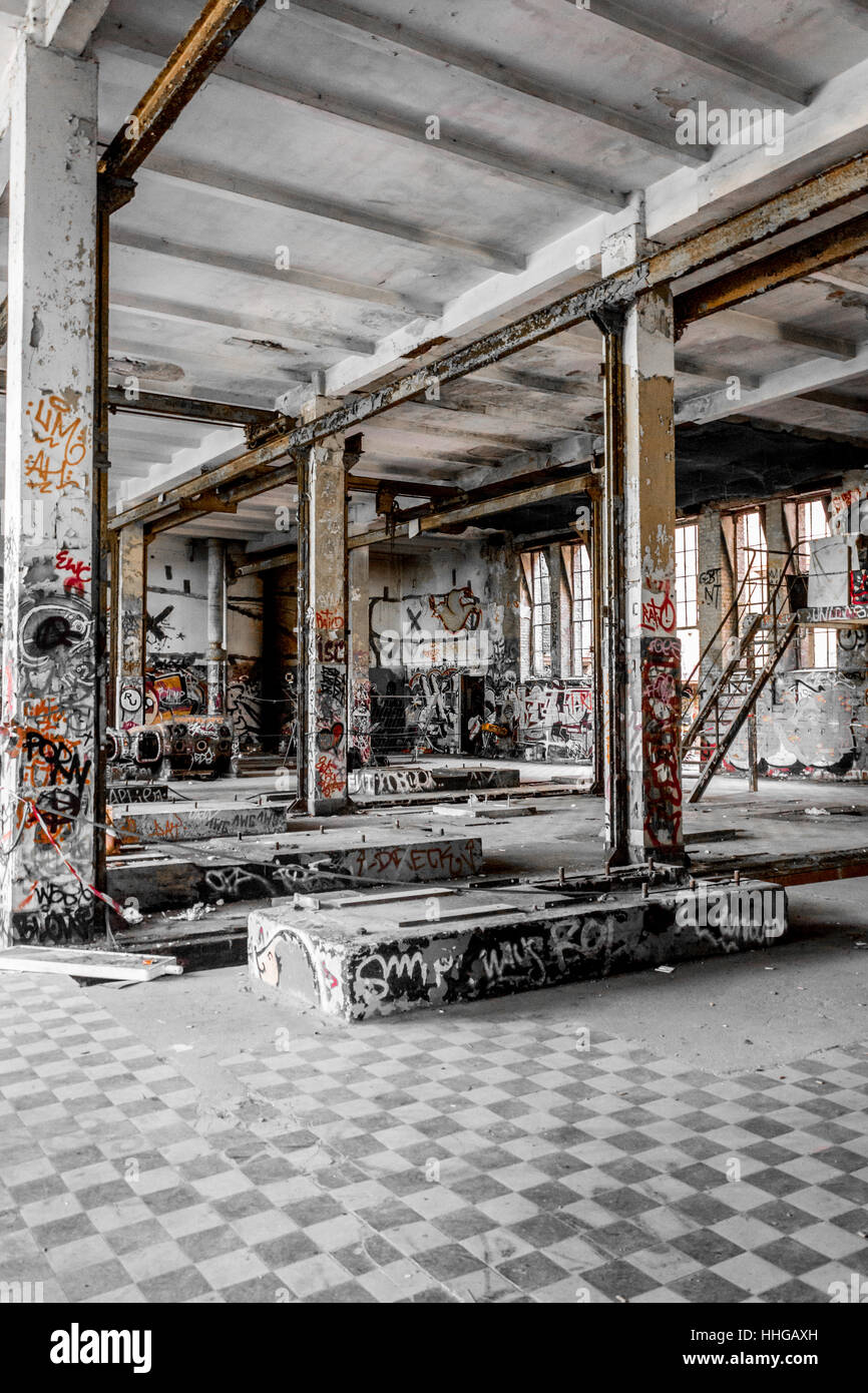 abandoned building, empty old factory / warehouse Stock Photo - Alamy