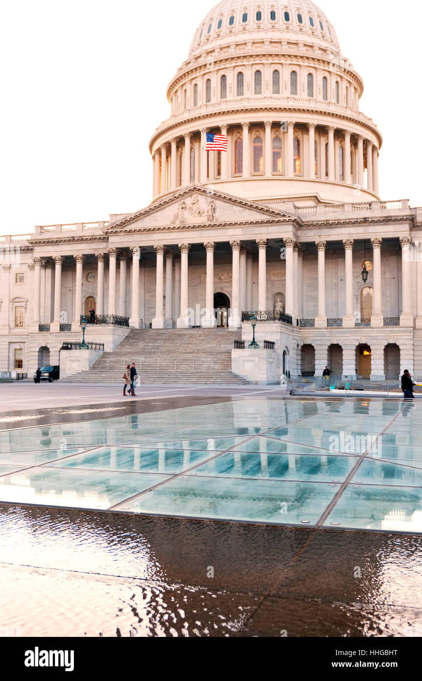 Building entrance people hi-res stock photography and images - Alamy
