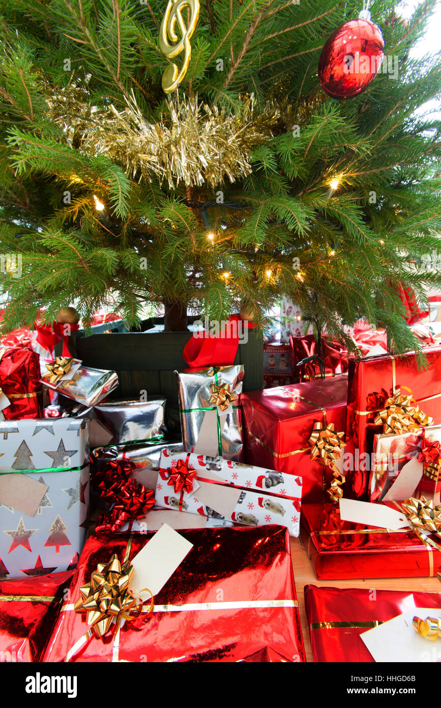 Wrapped christmas tree hi-res stock photography and images - Alamy