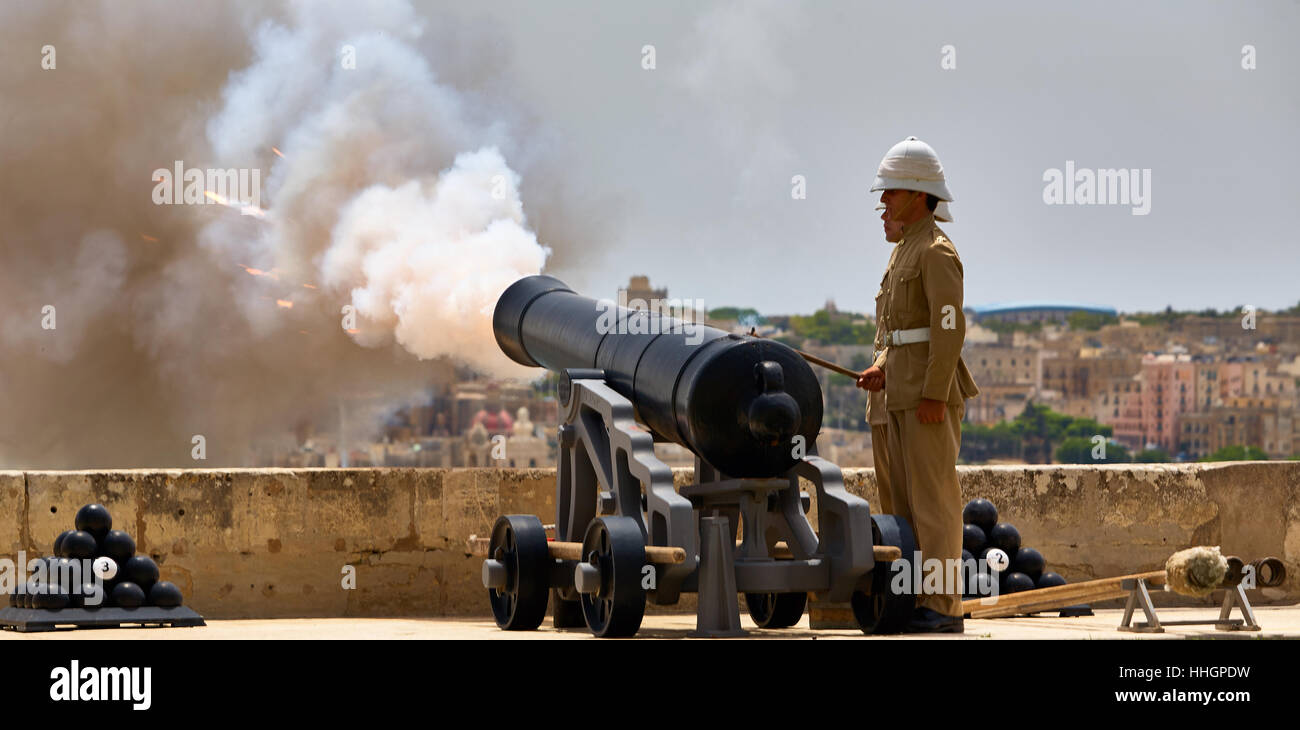 Noon gun hi-res stock photography and images - Alamy