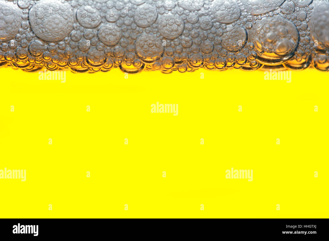 Bubbles drop beer drunk backdrop hi-res stock photography and images ...