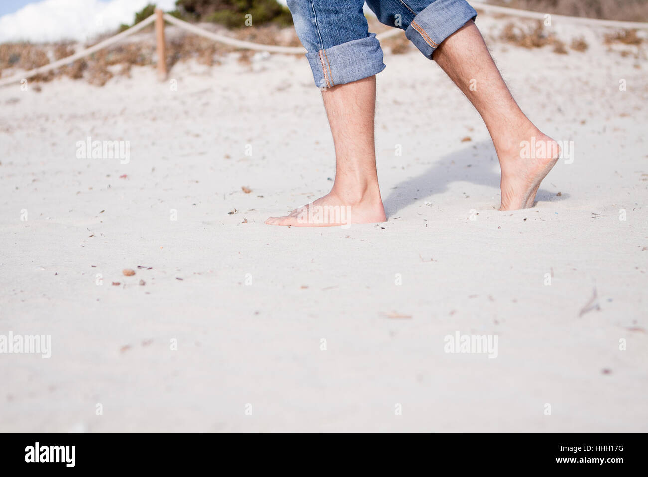 Barfuss im sand und am hi-res stock photography and images - Alamy