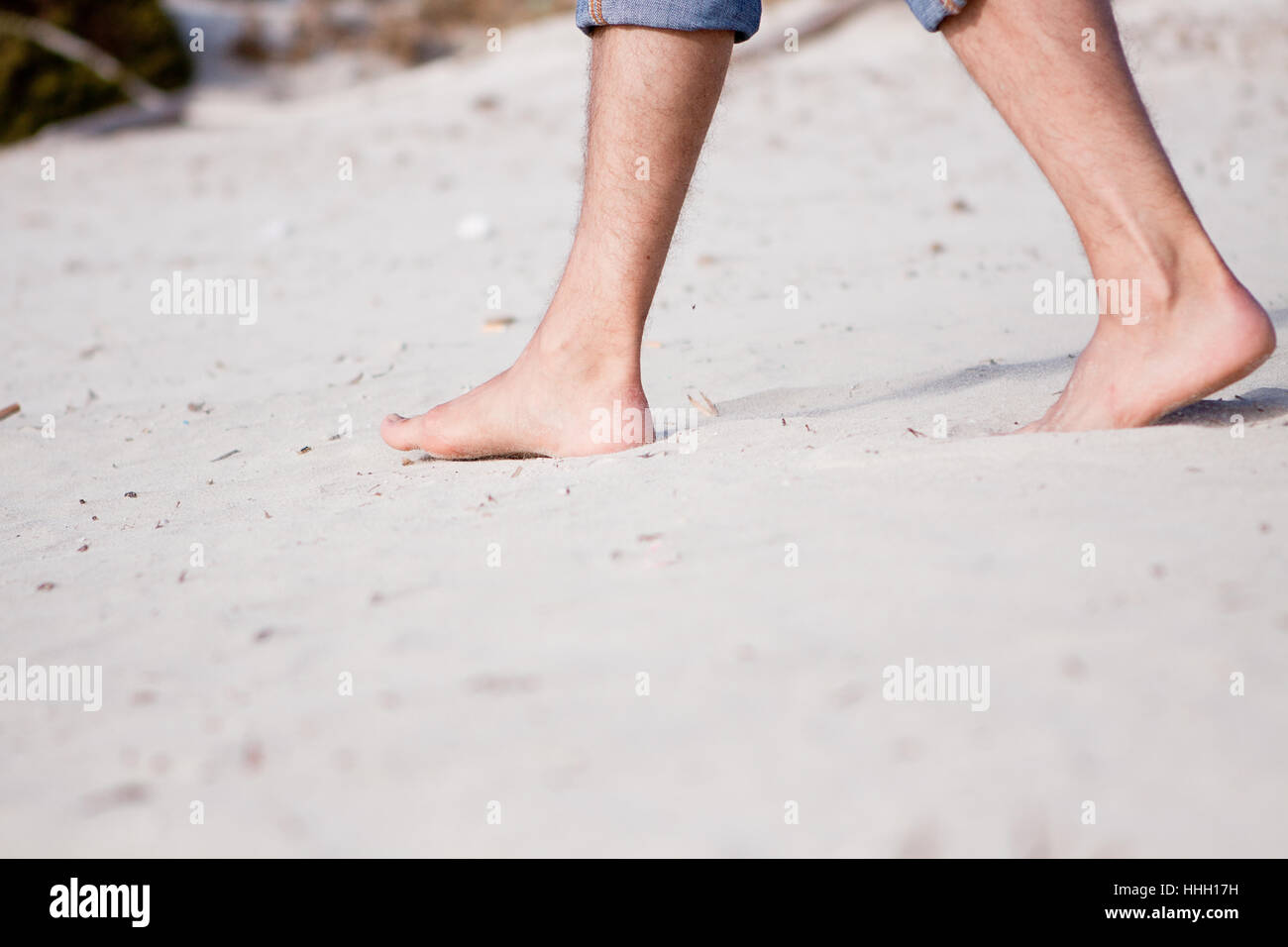 Barfuss im sand und am hi-res stock photography and images - Alamy