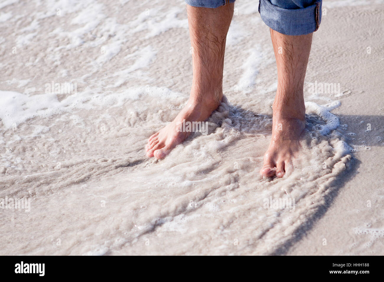barfuss im sand und wasser am strand im freien im Sommer Urlaub Stock ...