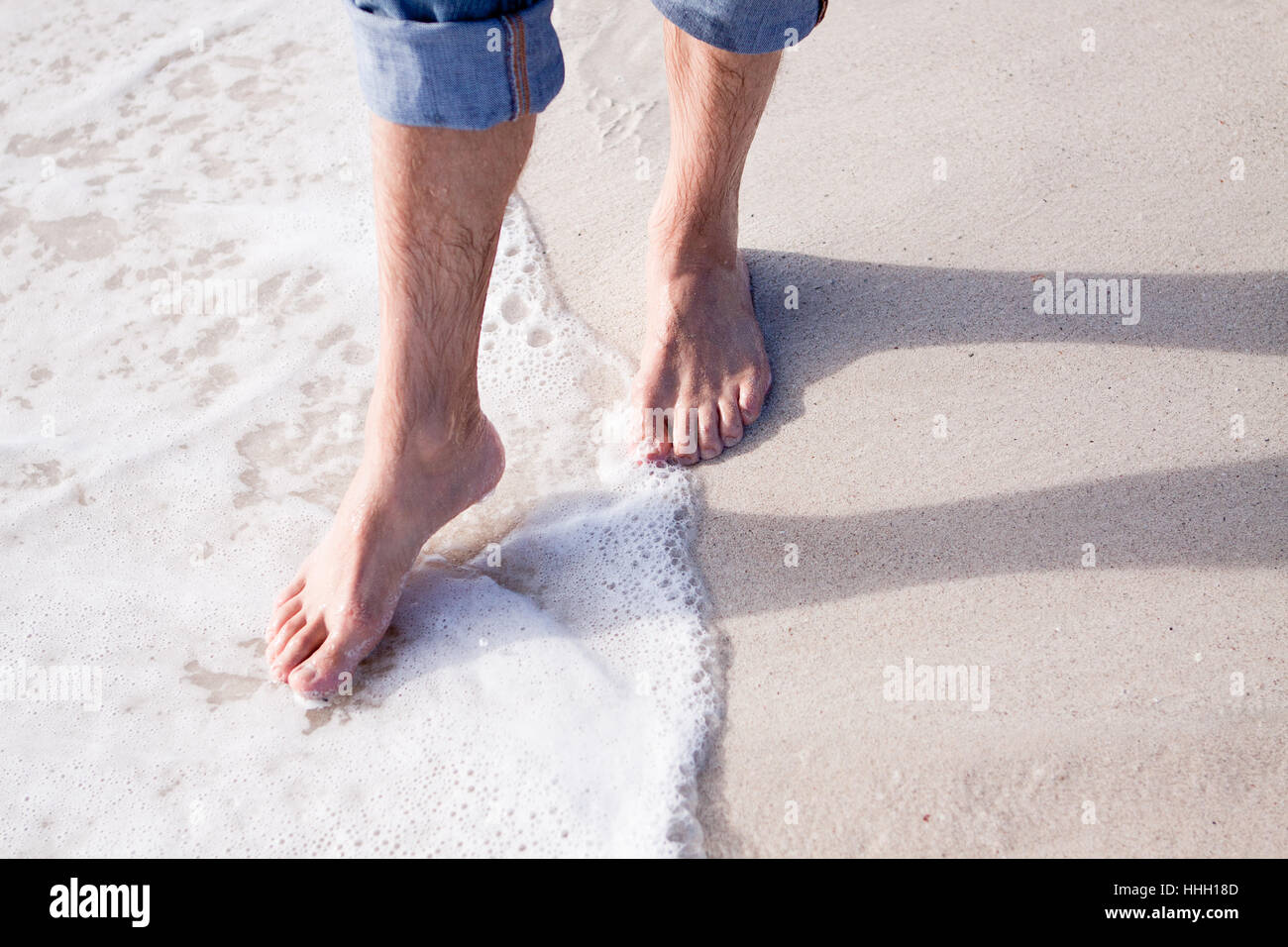 barfuss im sand und wasser am strand im freien im Sommer Urlaub Stock ...