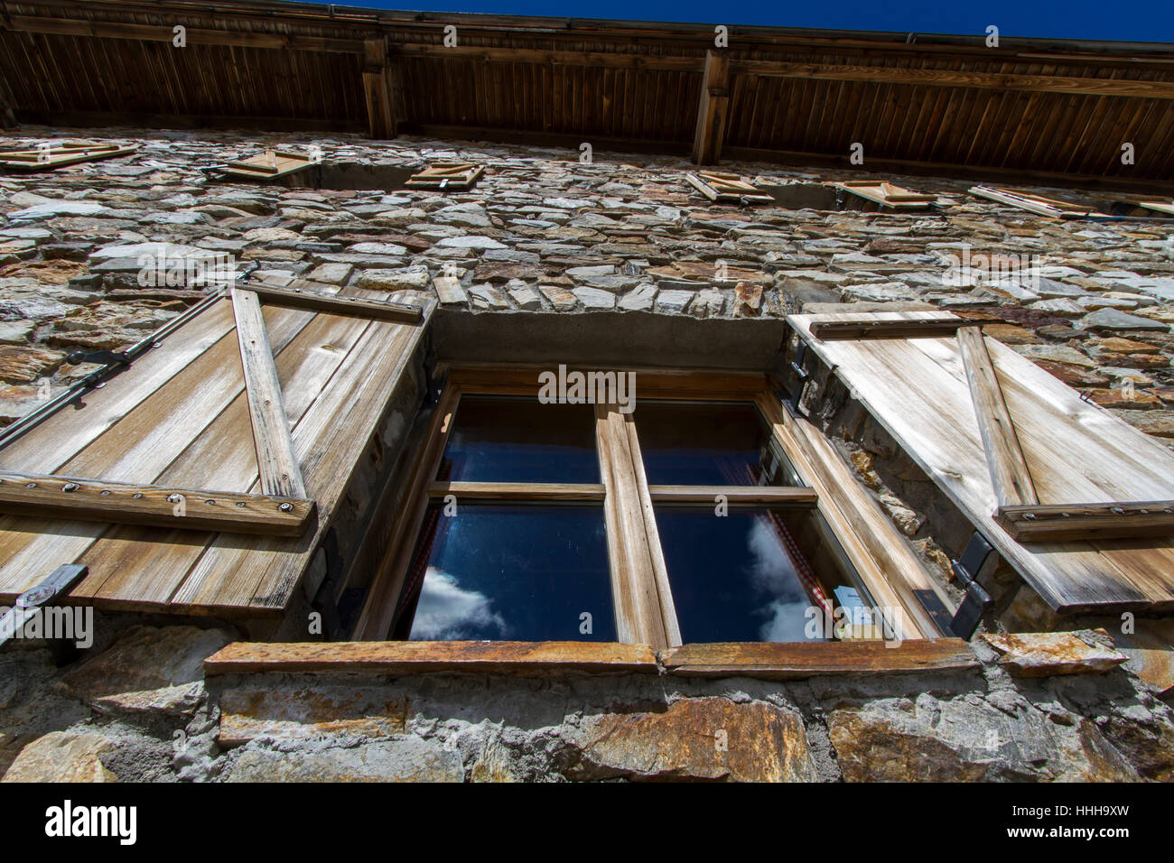 Rustic cabin in the alps hi-res stock photography and images - Alamy