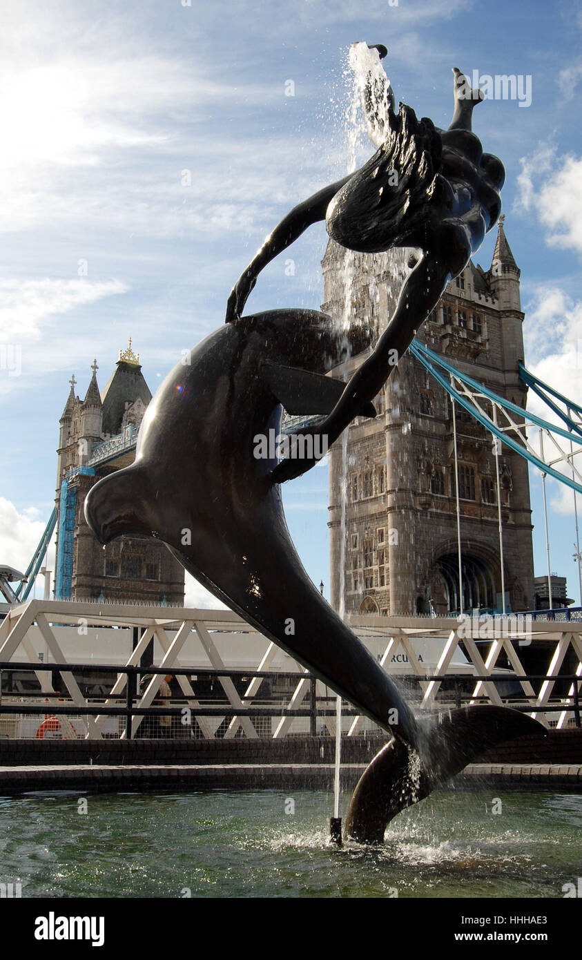 monument at the tower bridge of london Stock Photo - Alamy