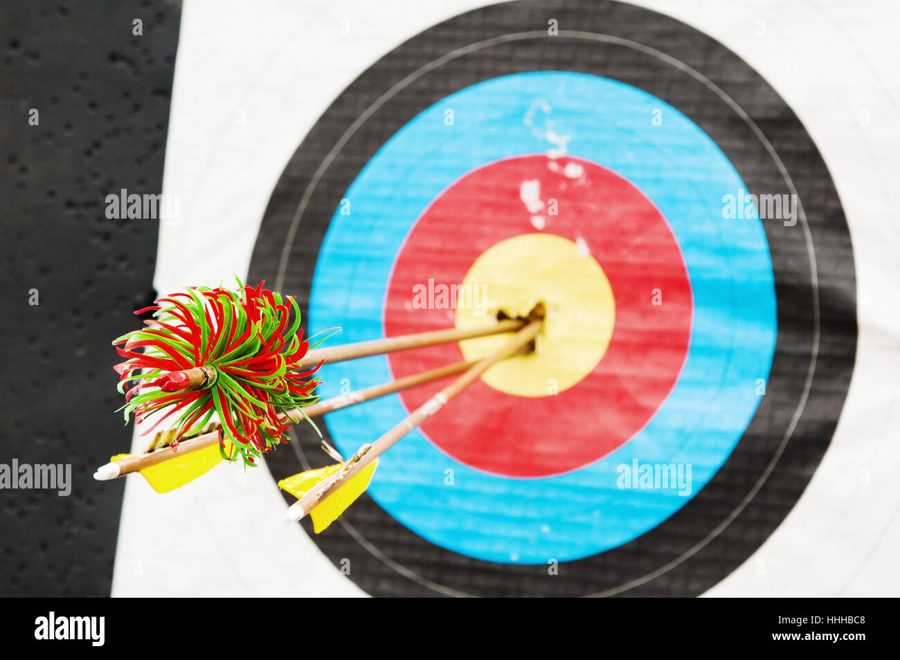 arrows in the center of the target Stock Photo - Alamy