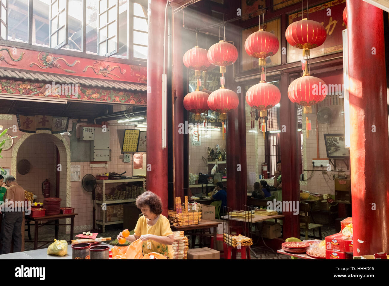 Temple workers in the Sin Sze Si Ya Temple in Kuala Lumpur, Malaysia ...