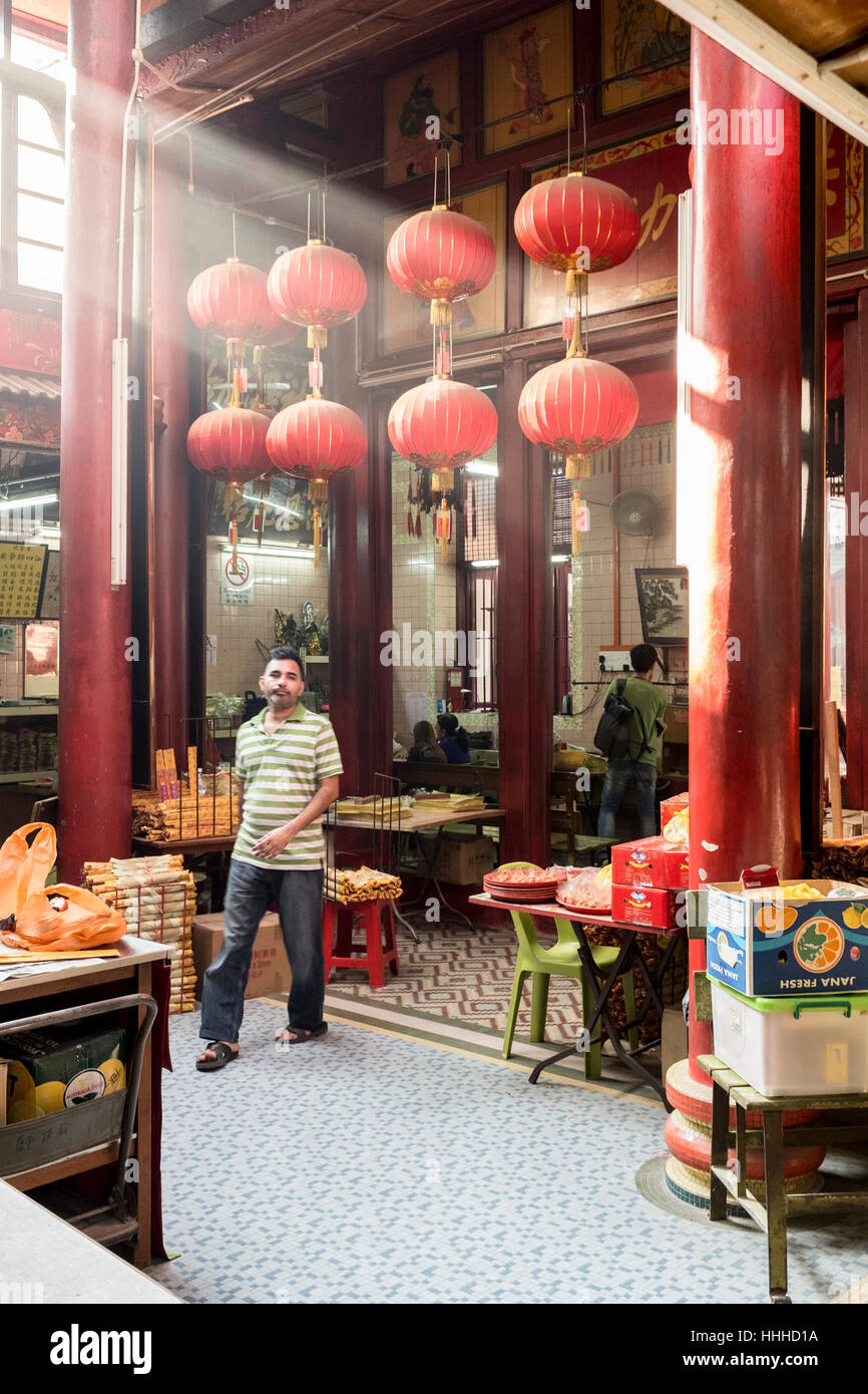 Temple workers in the Sin Sze Si Ya Temple in Kuala Lumpur, Malaysia ...