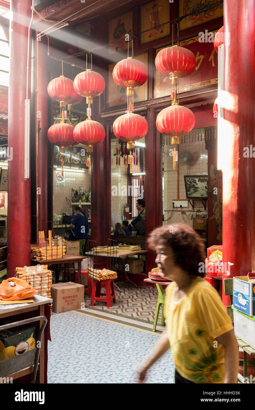 Temple workers in the Sin Sze Si Ya Temple in Kuala Lumpur, Malaysia ...