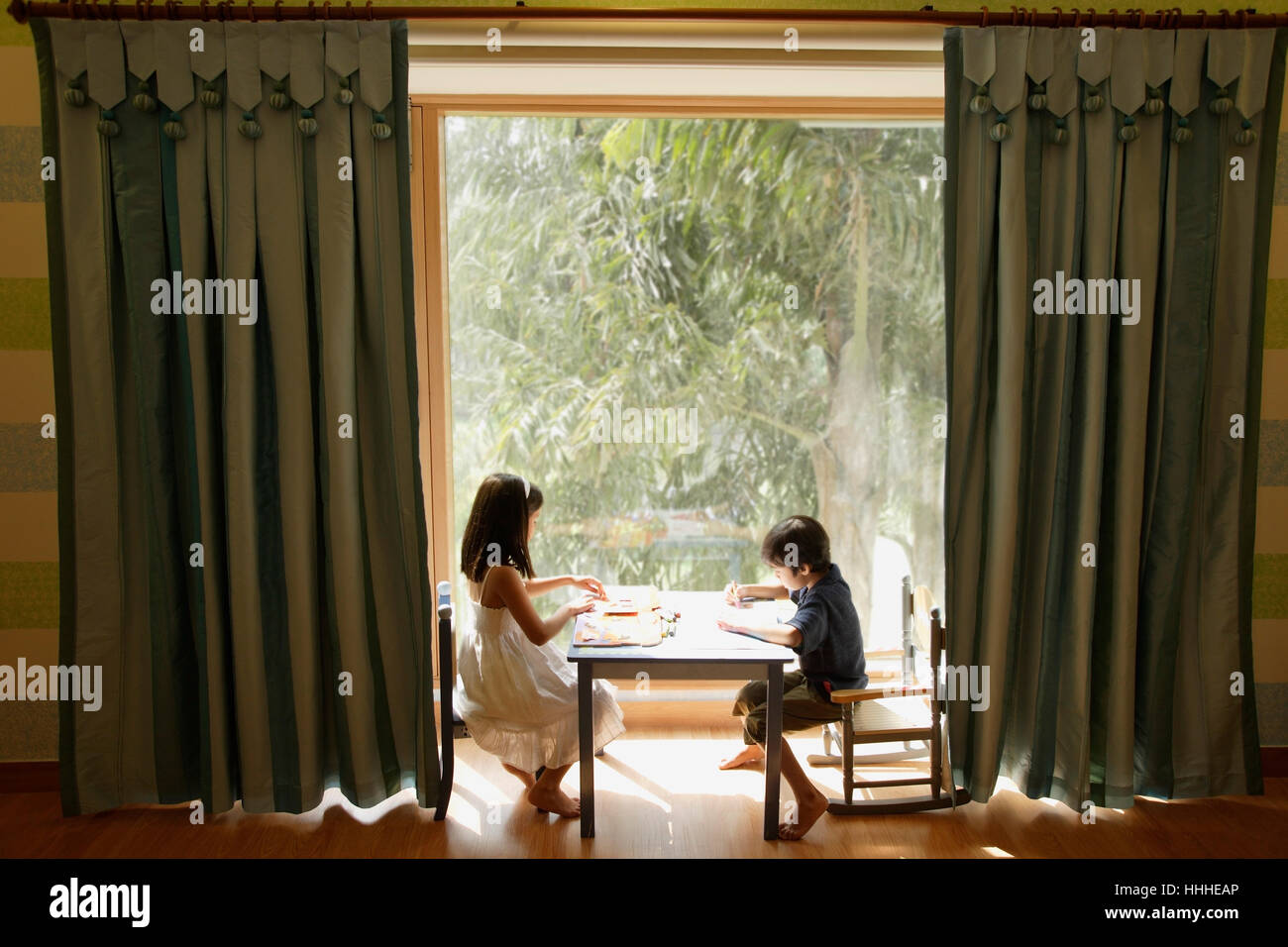 kids playing at table Stock Photo - Alamy