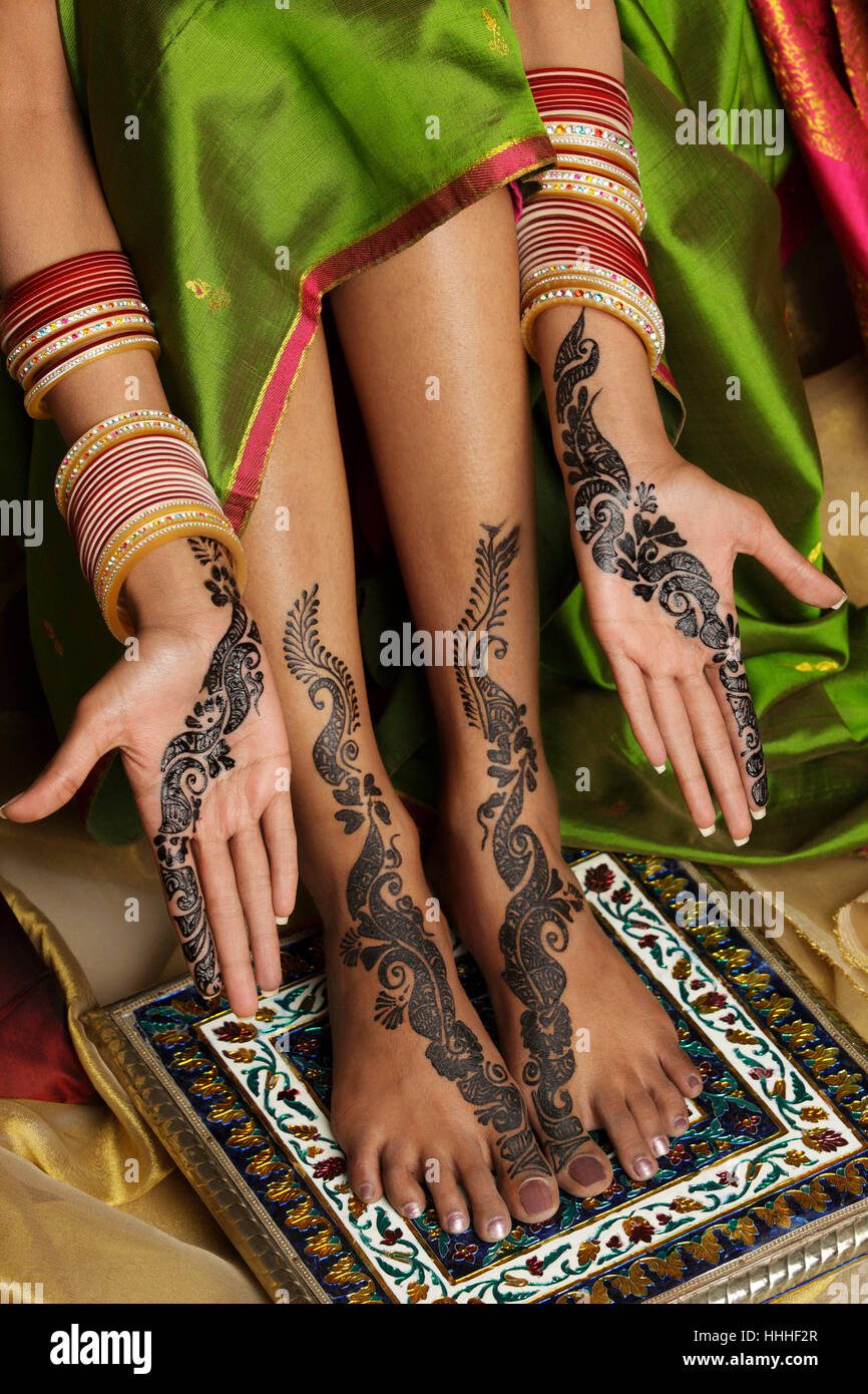 woman's hands and feet painted with henna Stock Photo - Alamy